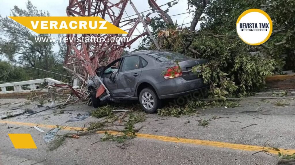 Torre de alta tensión colapsa sobre vehículos en puente de ...